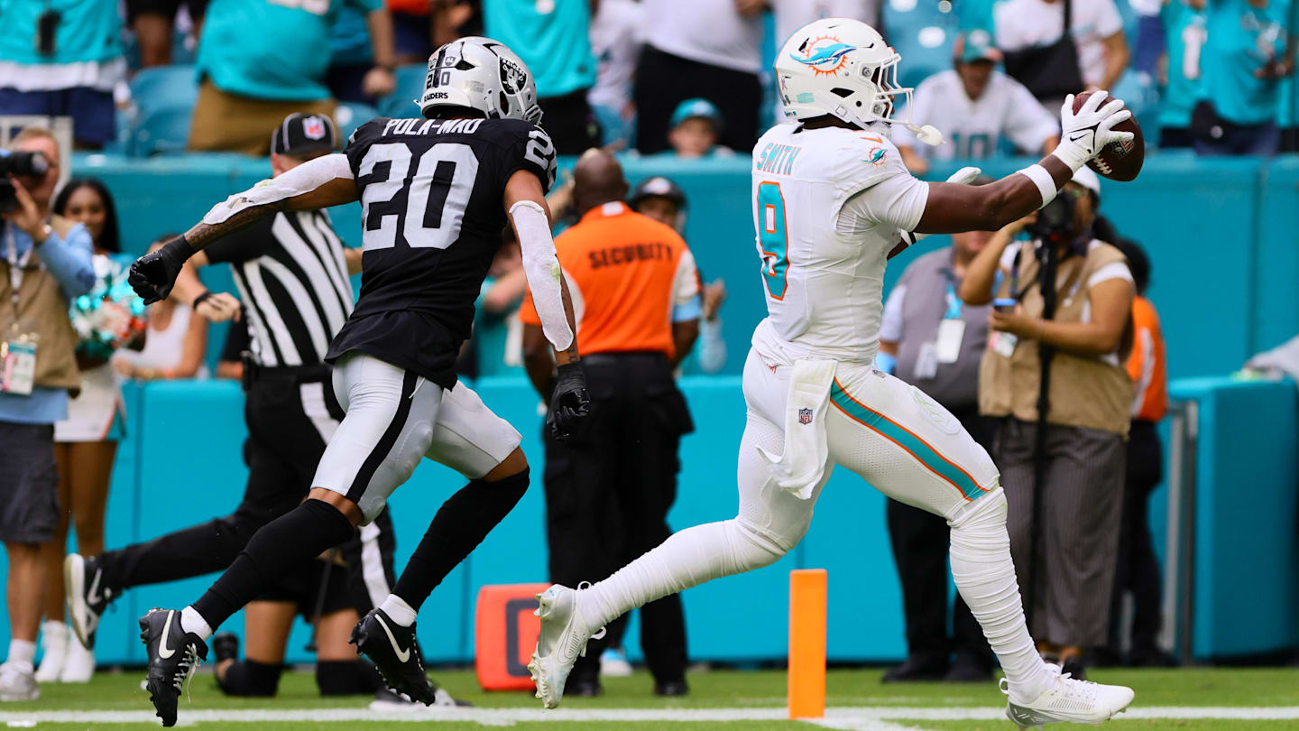 Miami Dolphins TE Jonnu Smith Throws A Perfect Strike to A Familiar Fan