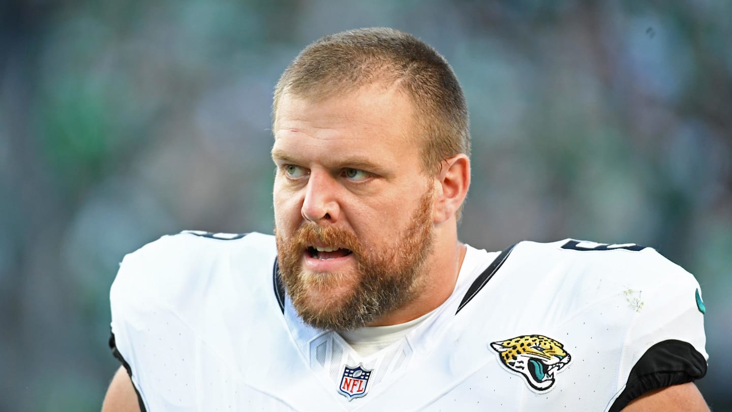 Iowa Prep, Hawkeye Legend Announces Sudden NFL Retirement