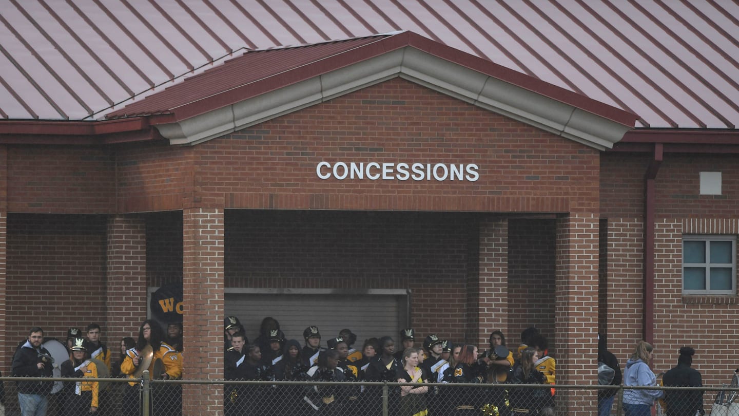 College football program wins fans over with totally free concession stands