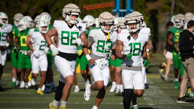 Oregon Ducks Tight End Kenyon Sadiq Steps Up With Terrance Ferguson's ...