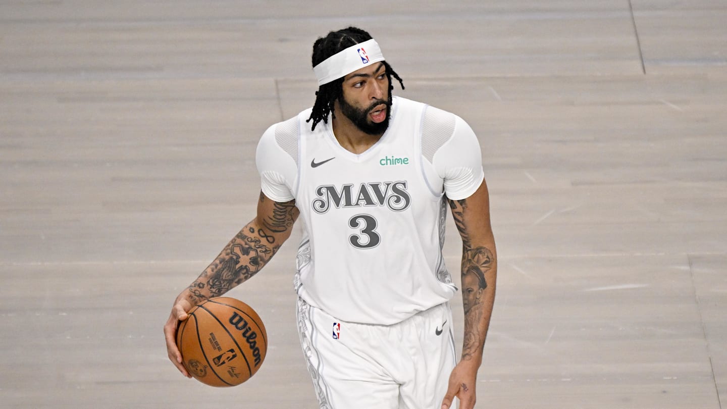 Anthony Davis scores first basket as a Maverick in impressive first quarter