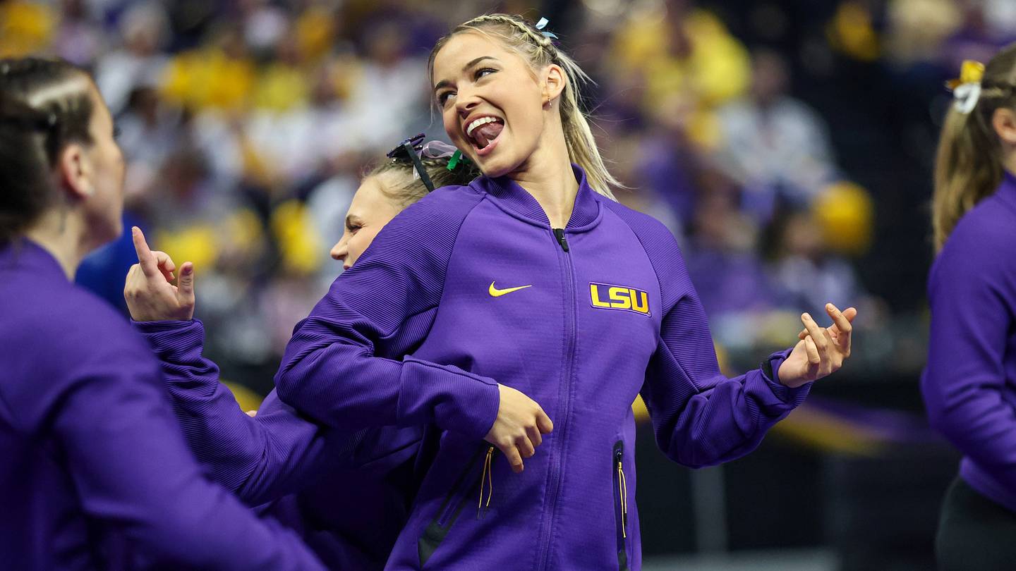 Livvy Dunne’s sister Julz snaps impromptu dinner photo of LSU gymnast