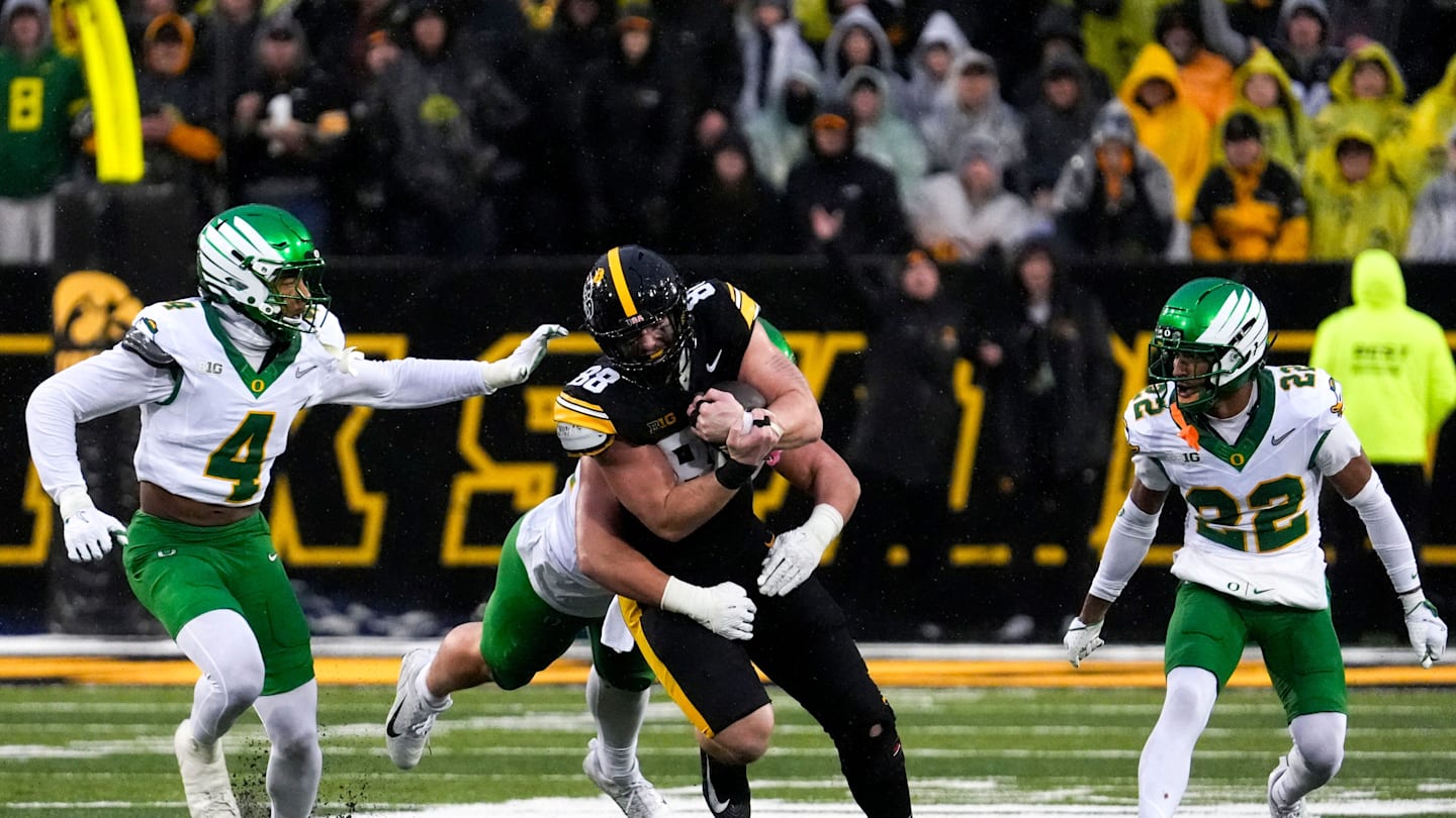 Fans React To Iowa Hawkeyes' Shocking CFP Ranking