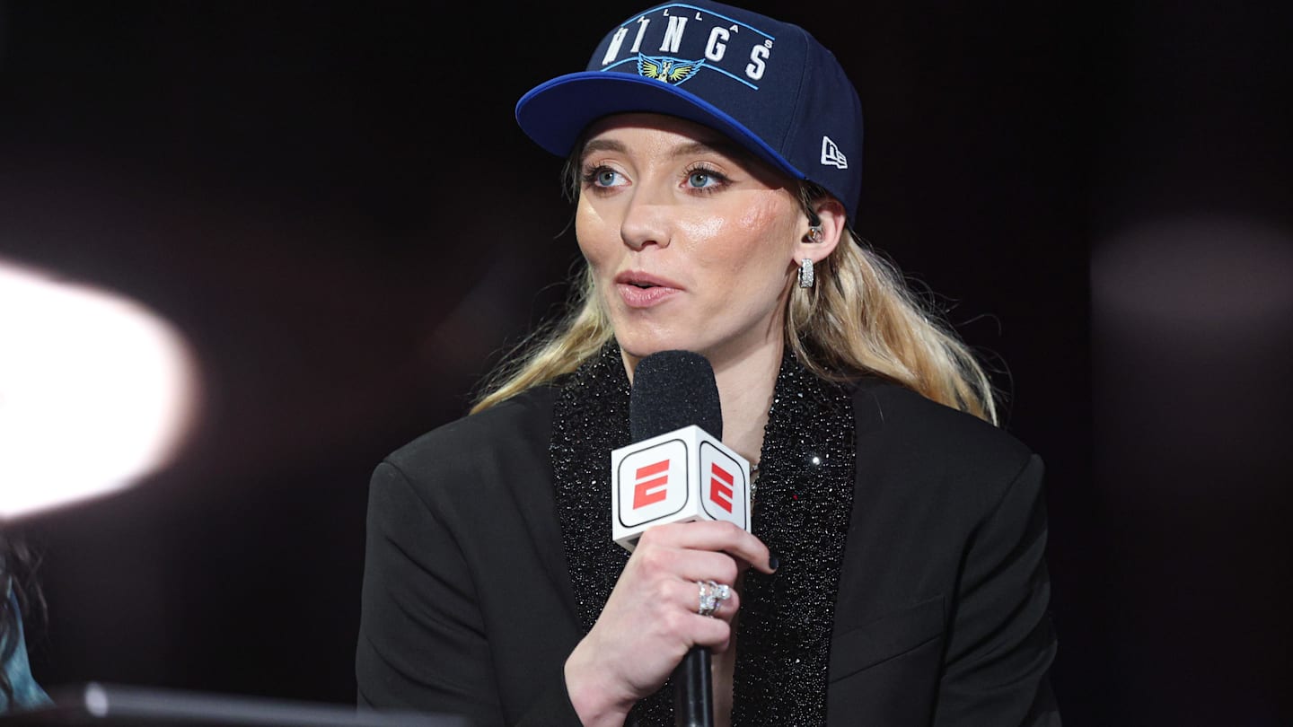 Paige Bueckers flexes UConn shirt in first WNBA pregame fit to troll ...