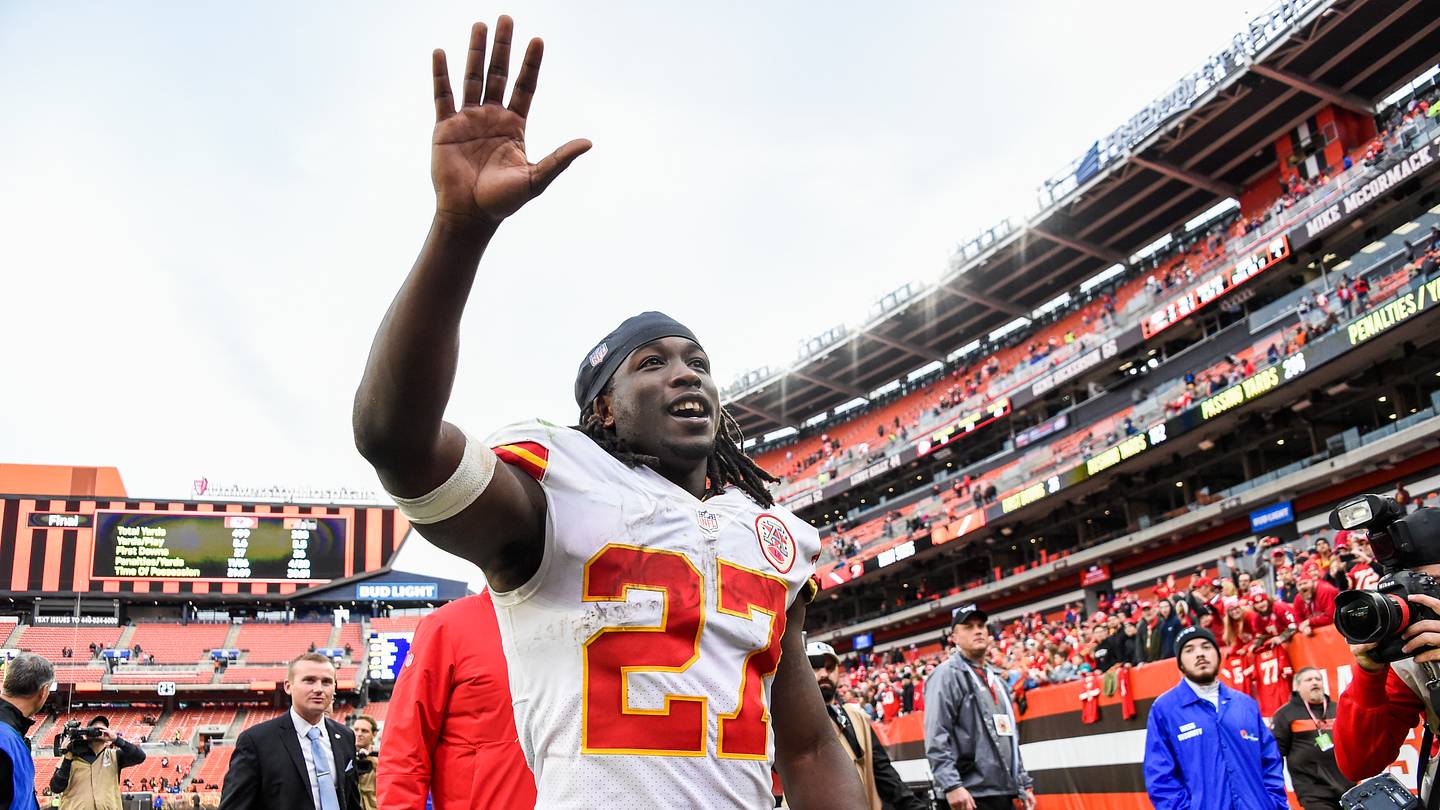 Updated Chiefs RB depth chart after reuniting with Kareem Hunt
