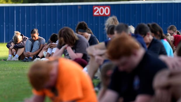 Community rallies behind softball team after horrific bus crash; season canceled, football ...