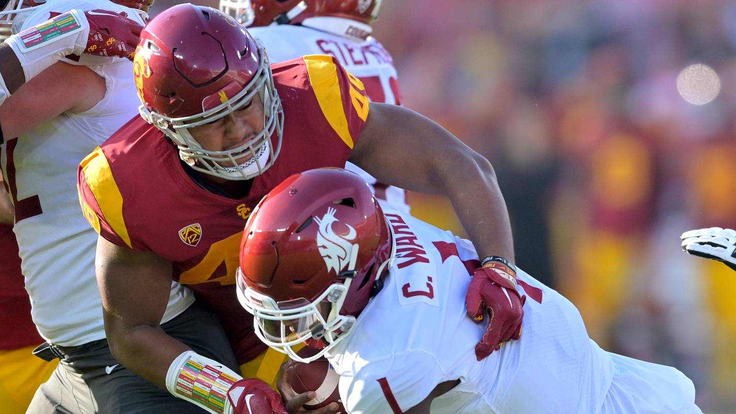 USC Football DL Tuli Tuipulotu receives notable award from the Pac-12