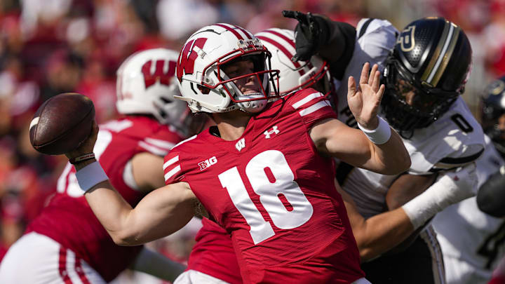Wisconsin goes for nearly 600 yards of offense in destruction of Purdue