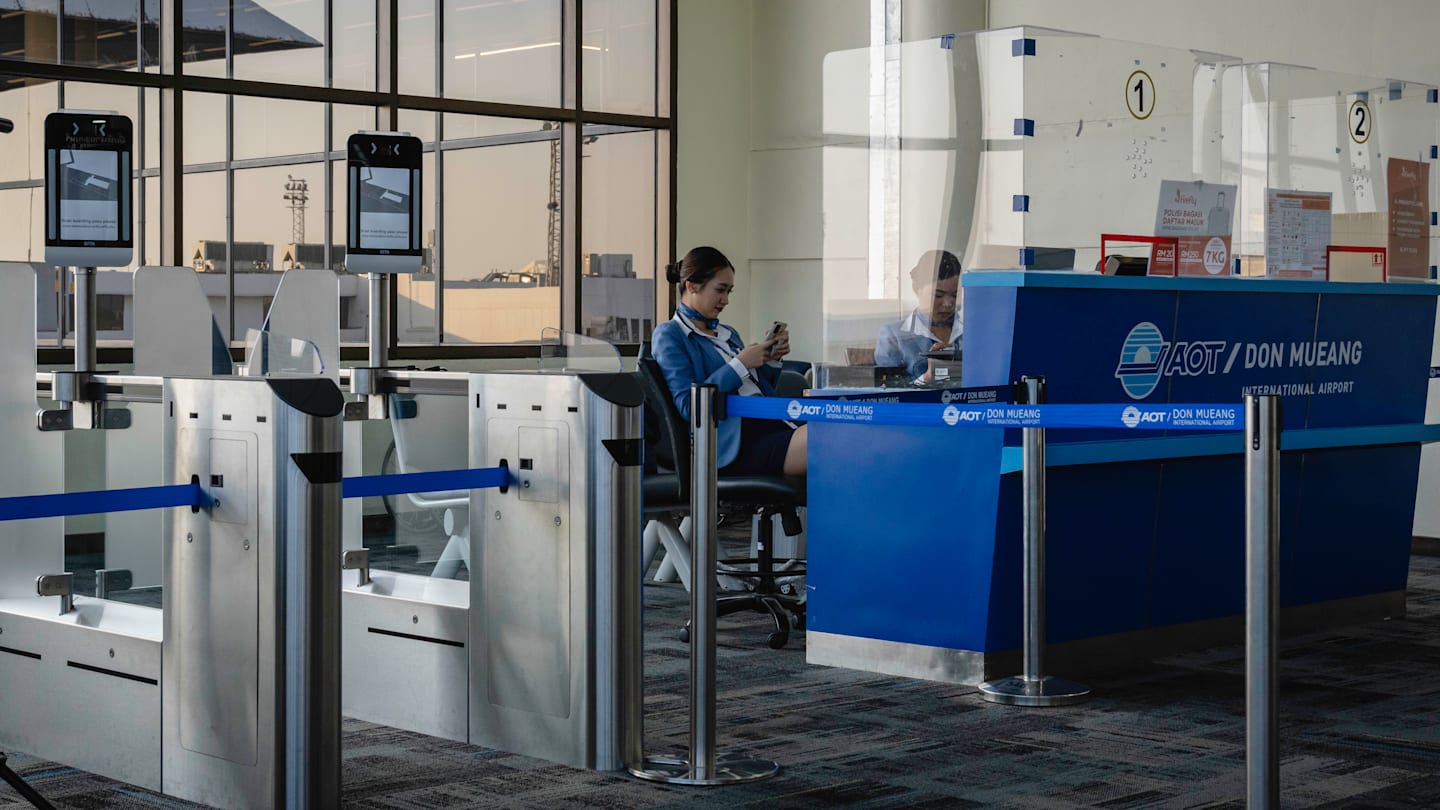 Airlines are deploying new technology to publicly shame so-called 'gate ...