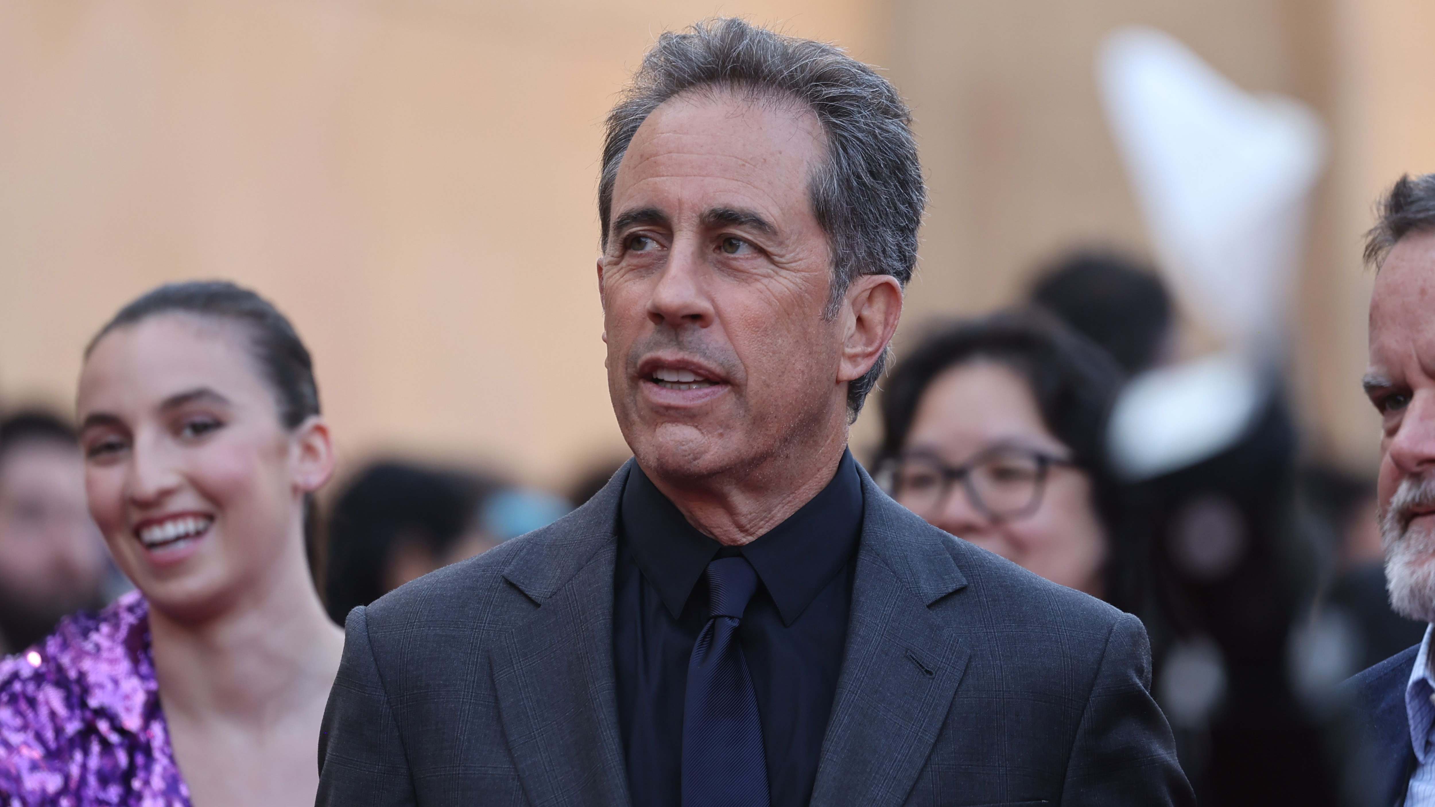 Jerry Seinfeld makes surprise appearance on Saturday Night Live