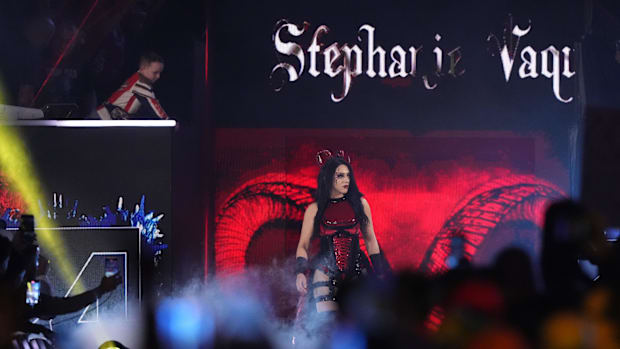 Stephanie Vaquer Tells Strange History Of Popular "Devil's Kiss" Move ...