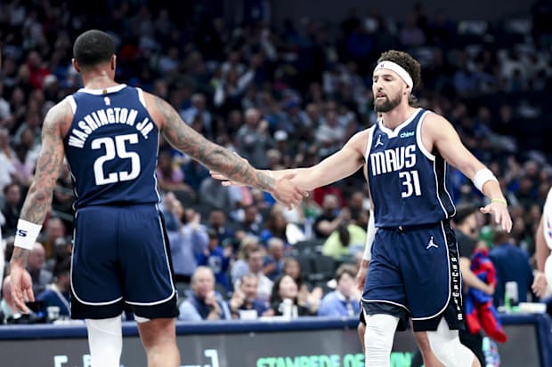 NBA World Reacts To Klay Thompson's Performance In Mavs-76ers Game