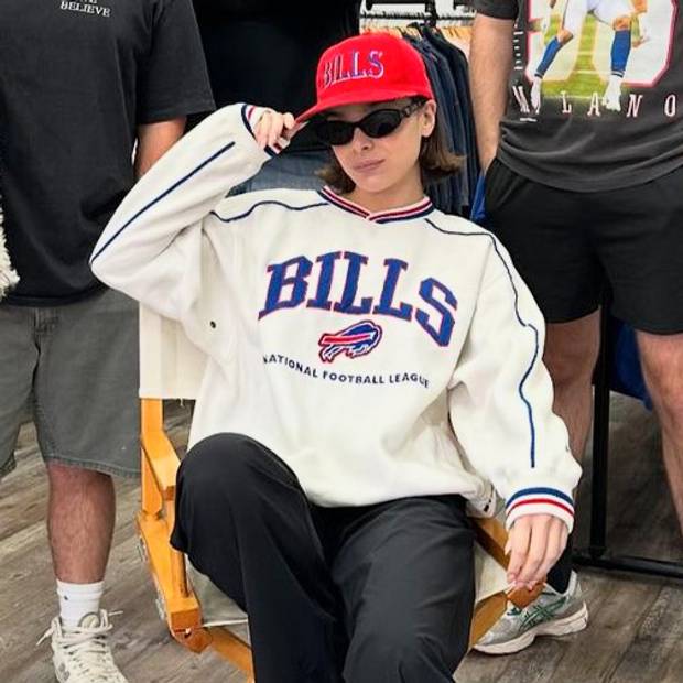 Hailee Steinfeld, with no Josh Allen, appears to take shot at Super ...