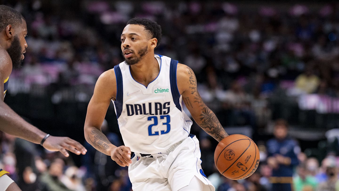 Mavericks: Carlik Jones throws down unbelievable dunk in Legends win