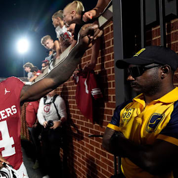 Why TE Bauer Sharp's Dream Oklahoma Debut Left His Family Speechless