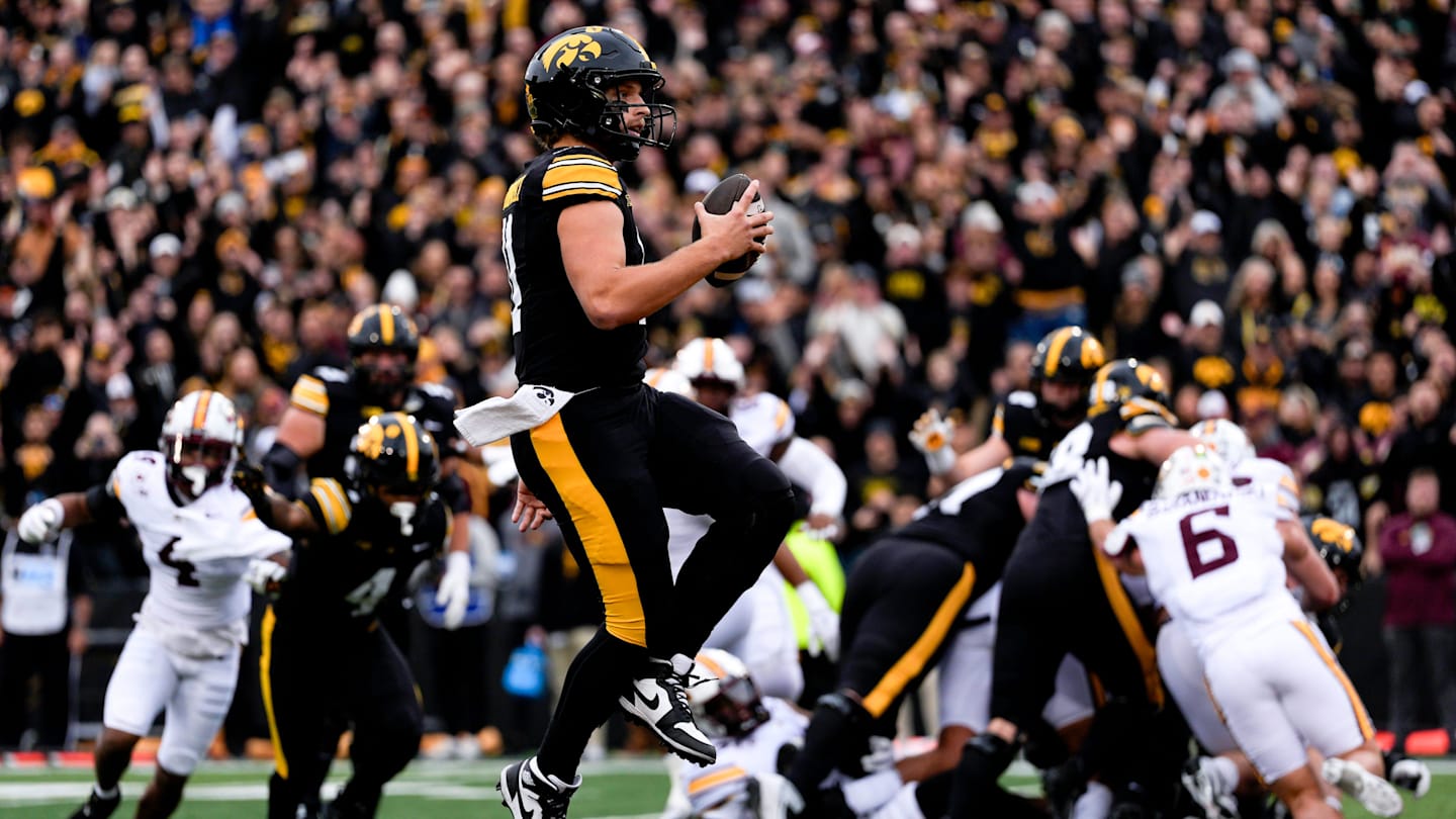 Iowa Hawkeyes See No Change in Bowl Game Projections