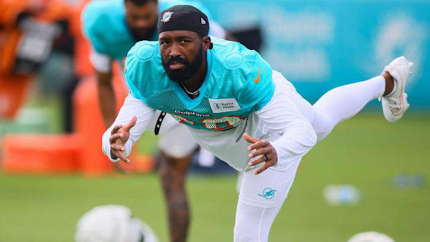 Carolina Panthers could pursue star defender after stunning release