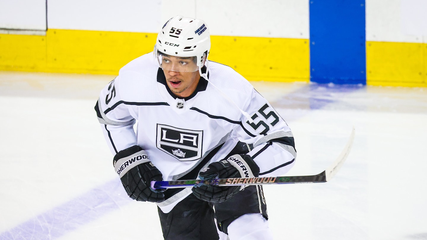 Los Angeles Kings Sign Star Forward to Extension