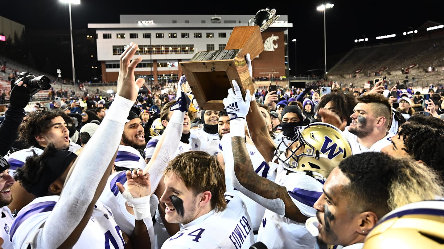 Huskies Stand to Open 2026 Football Season with Apple Cup