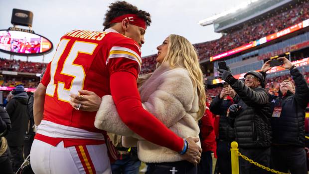 New mom Brittany Mahomes slays in slim fitting, all-white Super Bowl ...