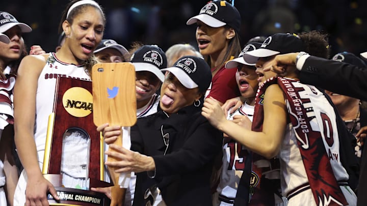 A'ja Wilson gifts Dawn Staley custom all-black Nike A'Ones with 3-word ...