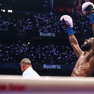 Former World Champion Reveals How Terence Crawford Can Beat Canelo Alvarez