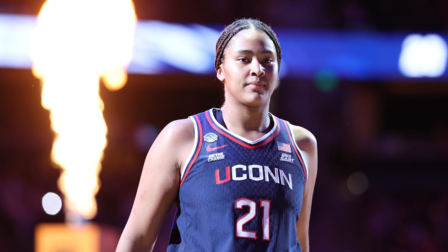 UConn basketball star Sarah Strong gets praised by Angel Reese during ...