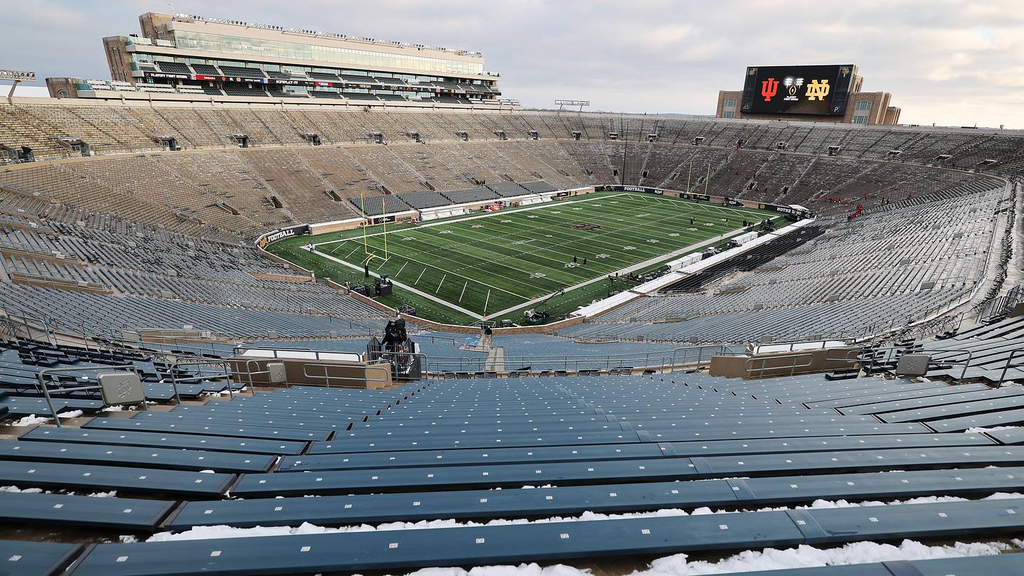Does Notre Dame Stadium have a heated field?