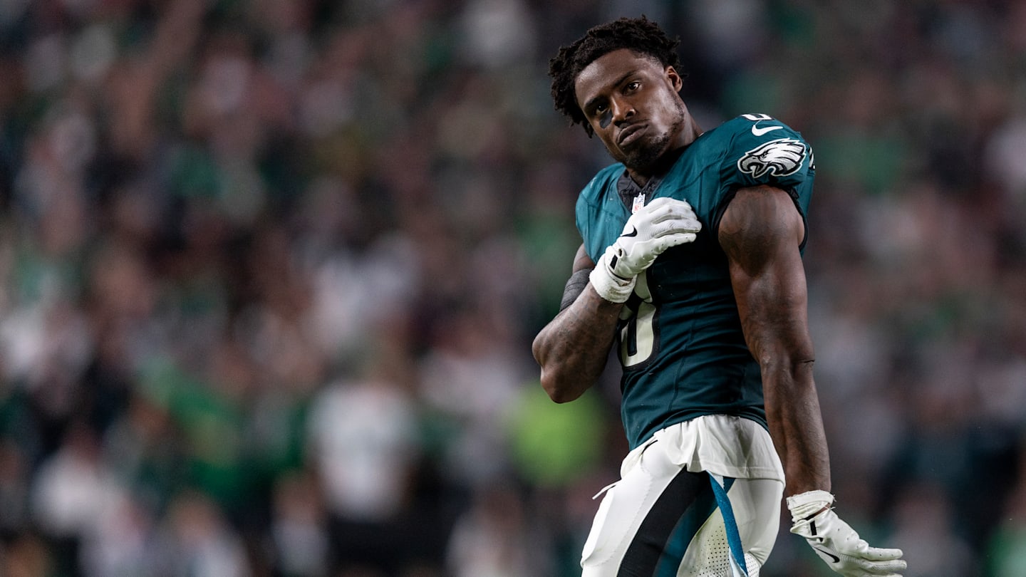 Derek Carr catches some amazing locker room strays from former Saints star