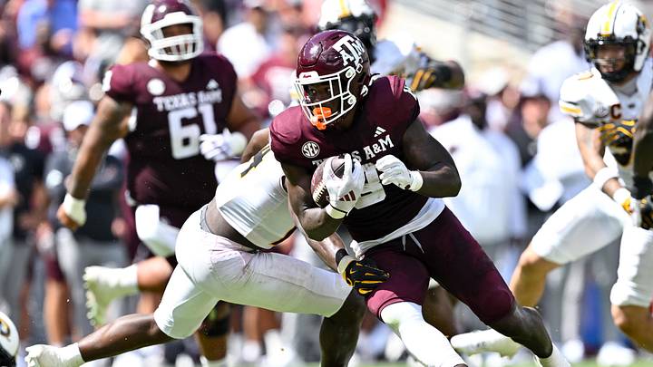 Le’Veon Moss has become the ultimate weapon at RB for Texas A&M football