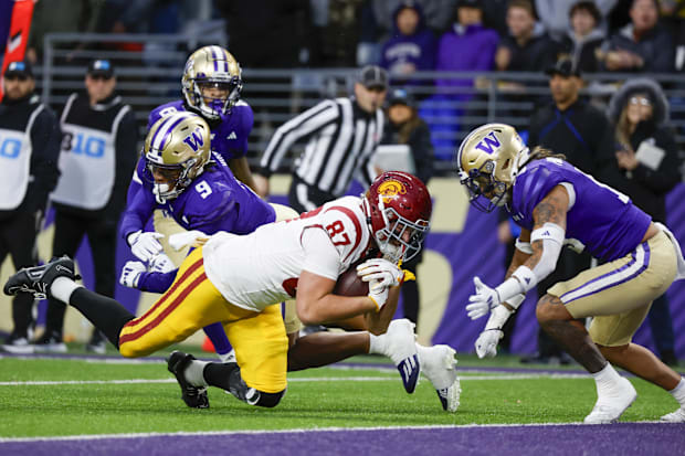 Singing in the Rain: Huskies Rally to Beat USC 26-21