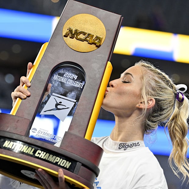 Livvy Dunne posts potential final LSU leotard selfie in sparkly purple ...
