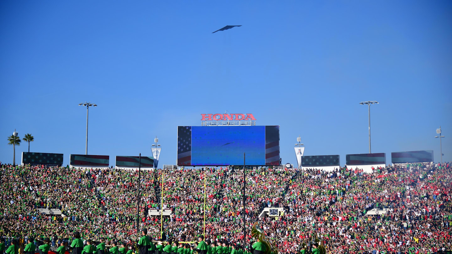 Aerial Photographer Posted Jawdropping Photo of B-2 Bomber's Flyover Before Rose Bowl