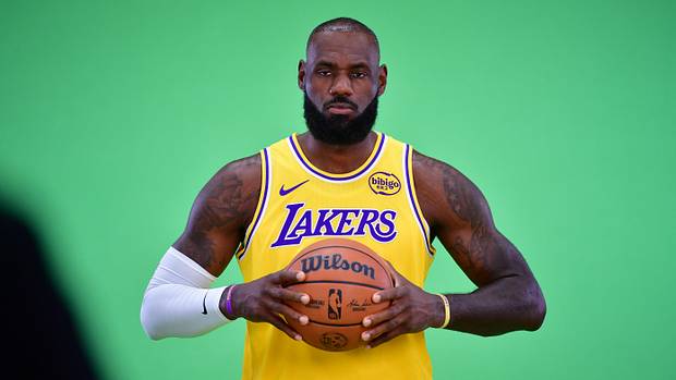 Comparing LeBron James to UNC Icon Michael Jordan: Total Stupidity