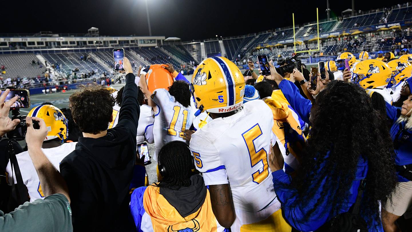 South Carolina Gamecocks offer top 2028 Miami Northwestern QB Neimann ...
