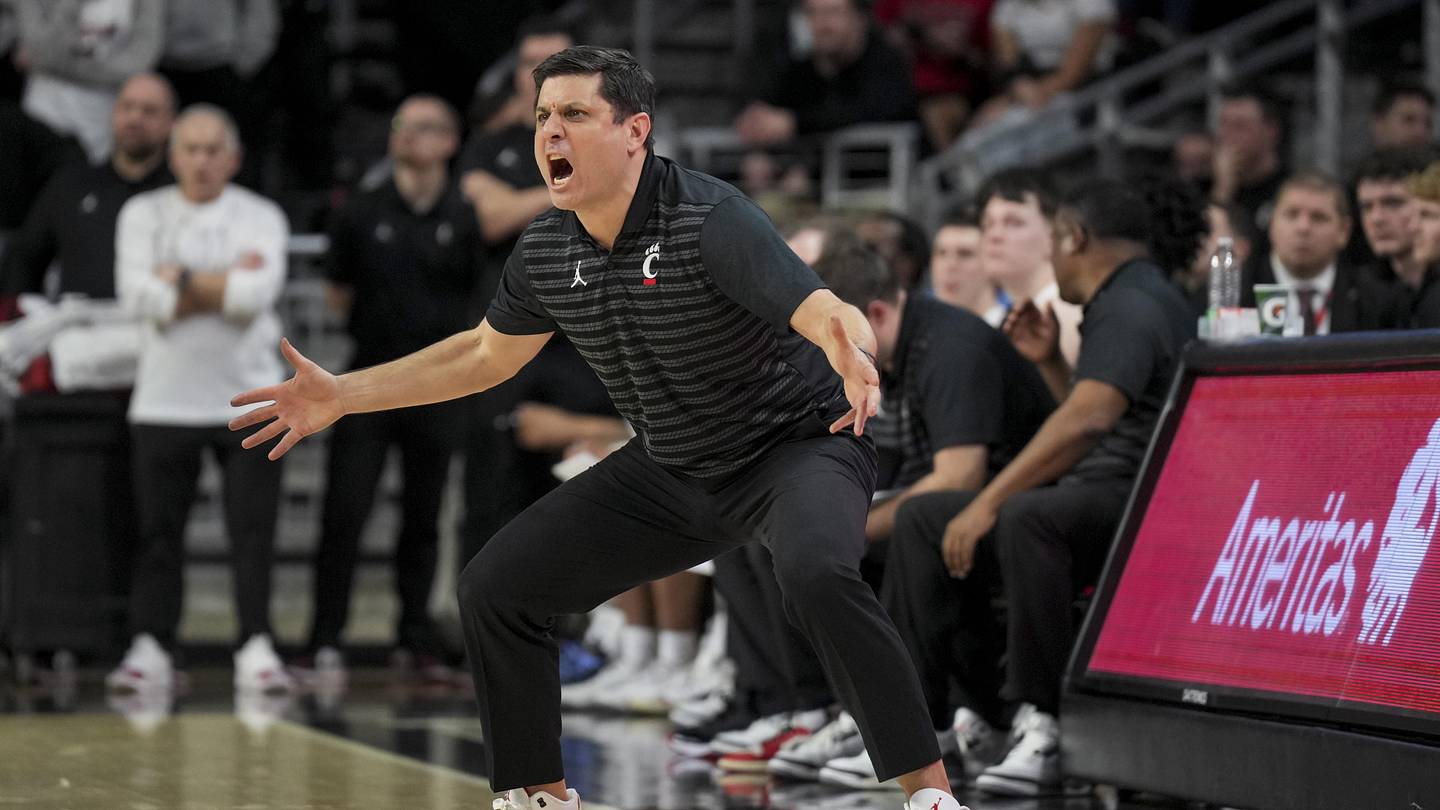 Cincinnati Hoops Coach Apologizes to Fans, Says He’d Boo Himself After ...