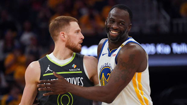 Draymond Green jokingly grabs dude in Jordan Poole jersey after missed dunk