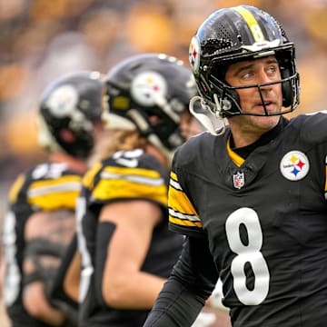 Aaron Rodgers Sends Signal to Cameras Before Steelers vs Bears Game