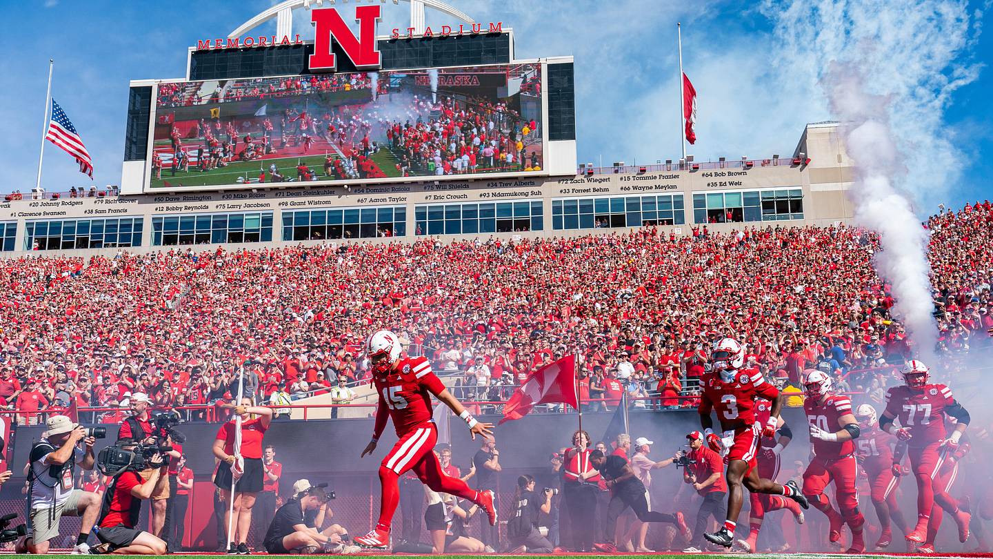 Terence Crawford Leads Nebraska Football Team Out Of Tunnel Against ...