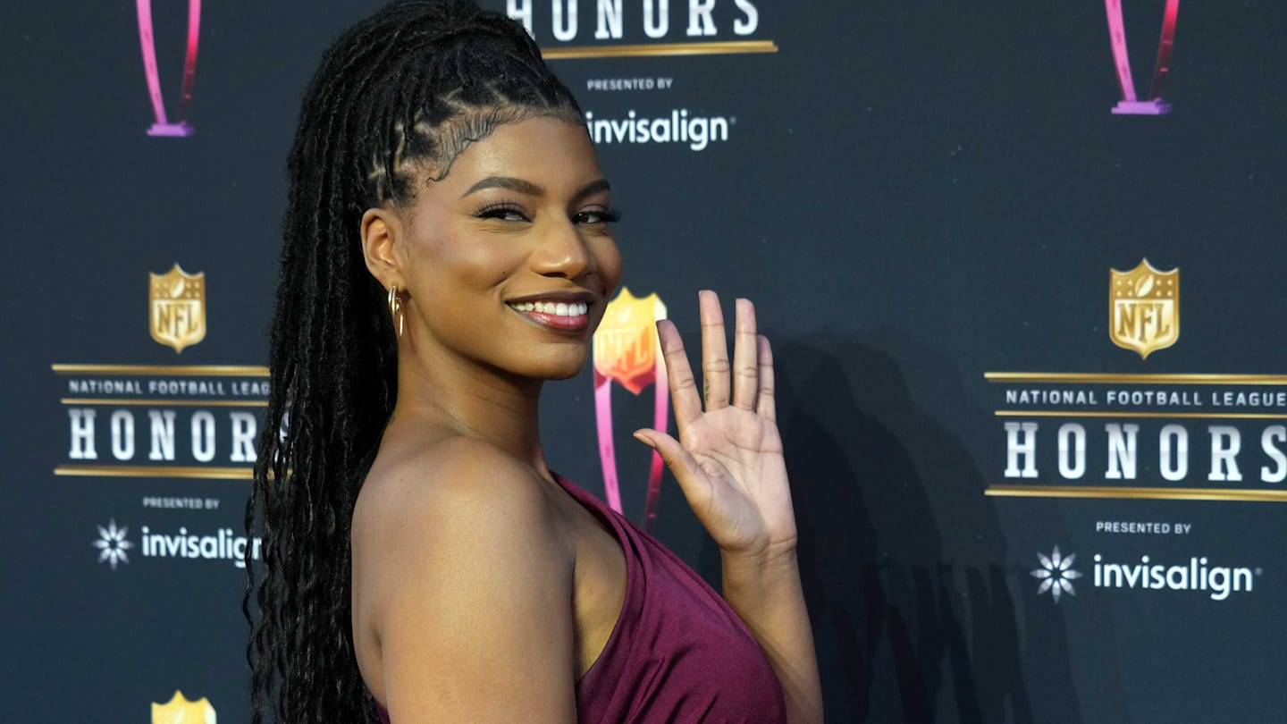 Taylor Rooks dresses down in black crop top, workout gear