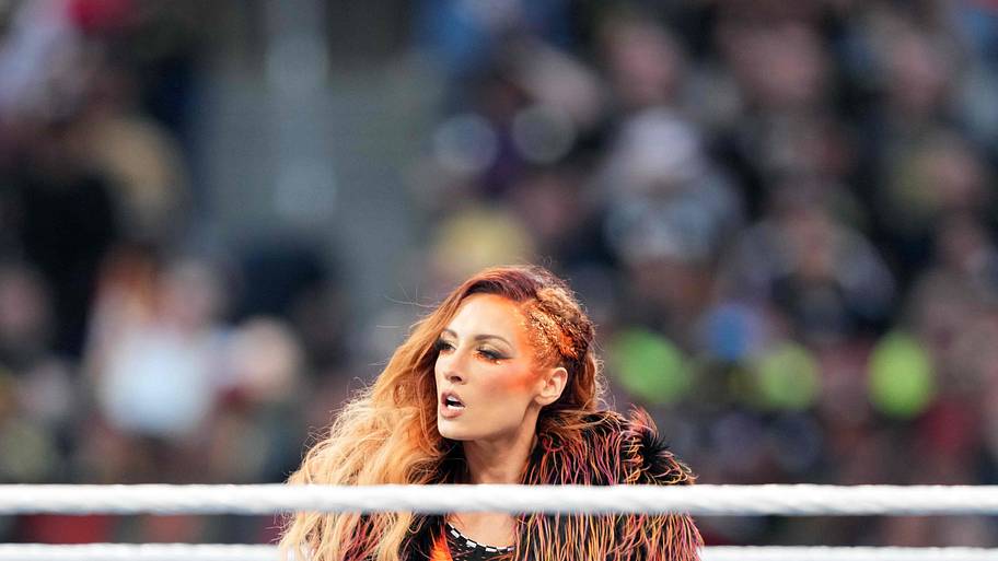 Former Oregon Duck Acrobat Sol Ruca’s WWE Rise Is Hard To Ignore ...