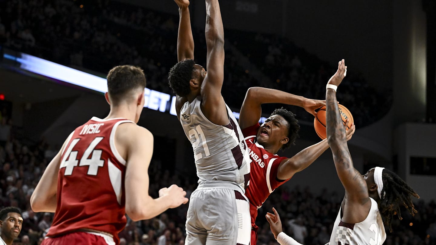 Arkansas Razorbacks neglect hot hands late in close loss to Aggies