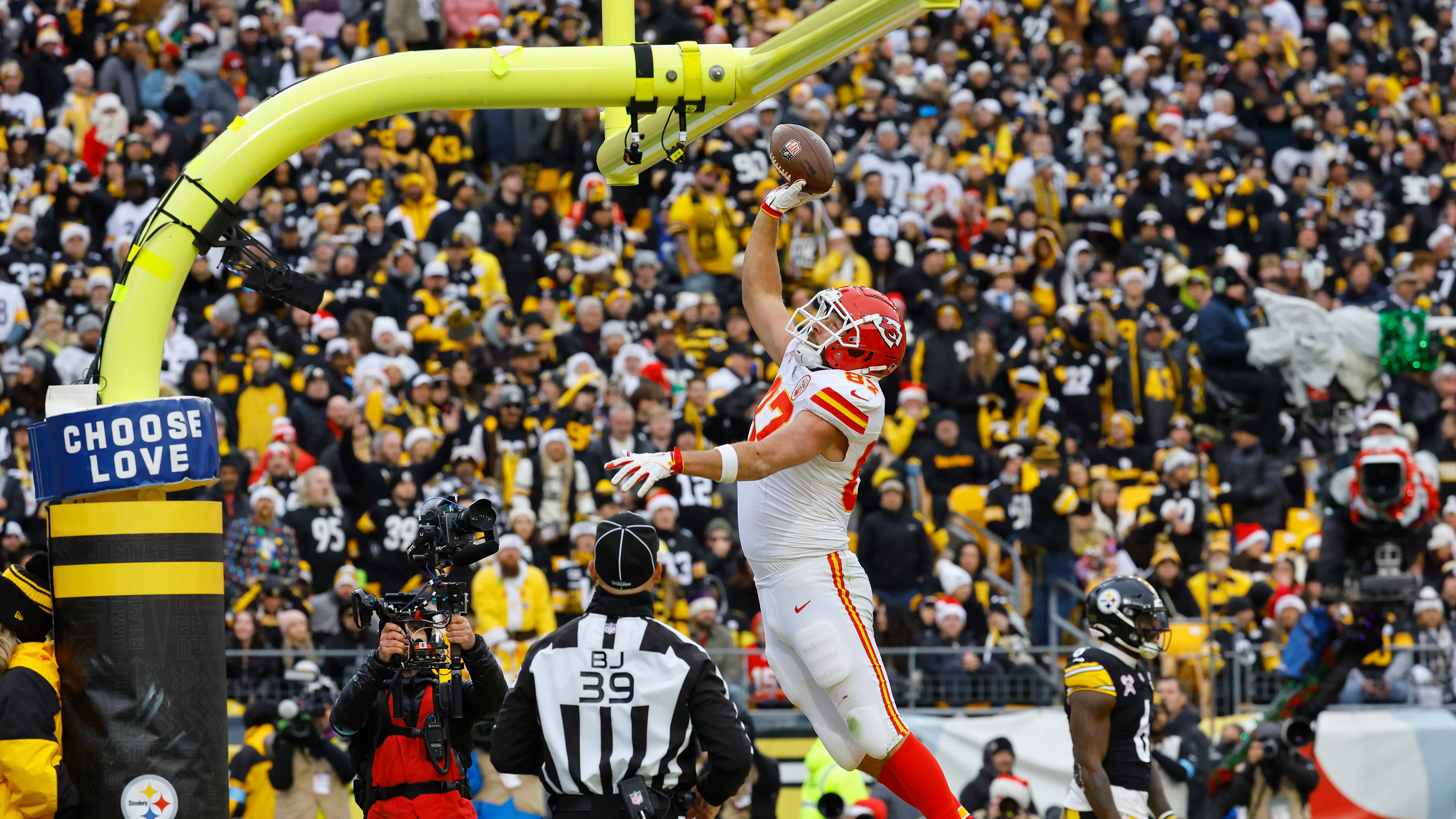 Tony Gonzalez will help Travis Kelce pay fine for touchdown celebration