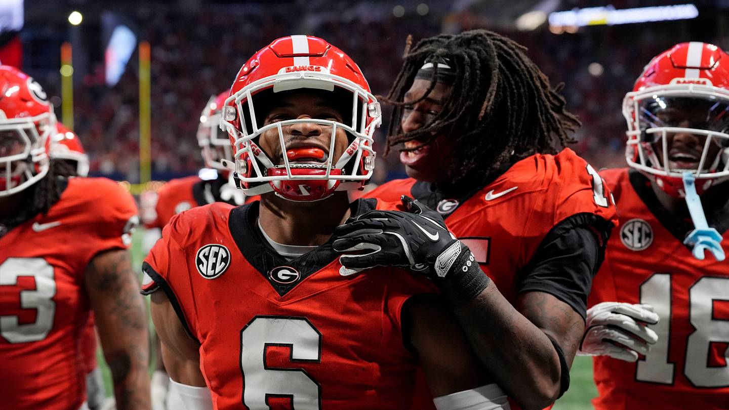 BREAKING: Georgia Bulldogs Cornerback Suffers Injury Against Auburn Tigers