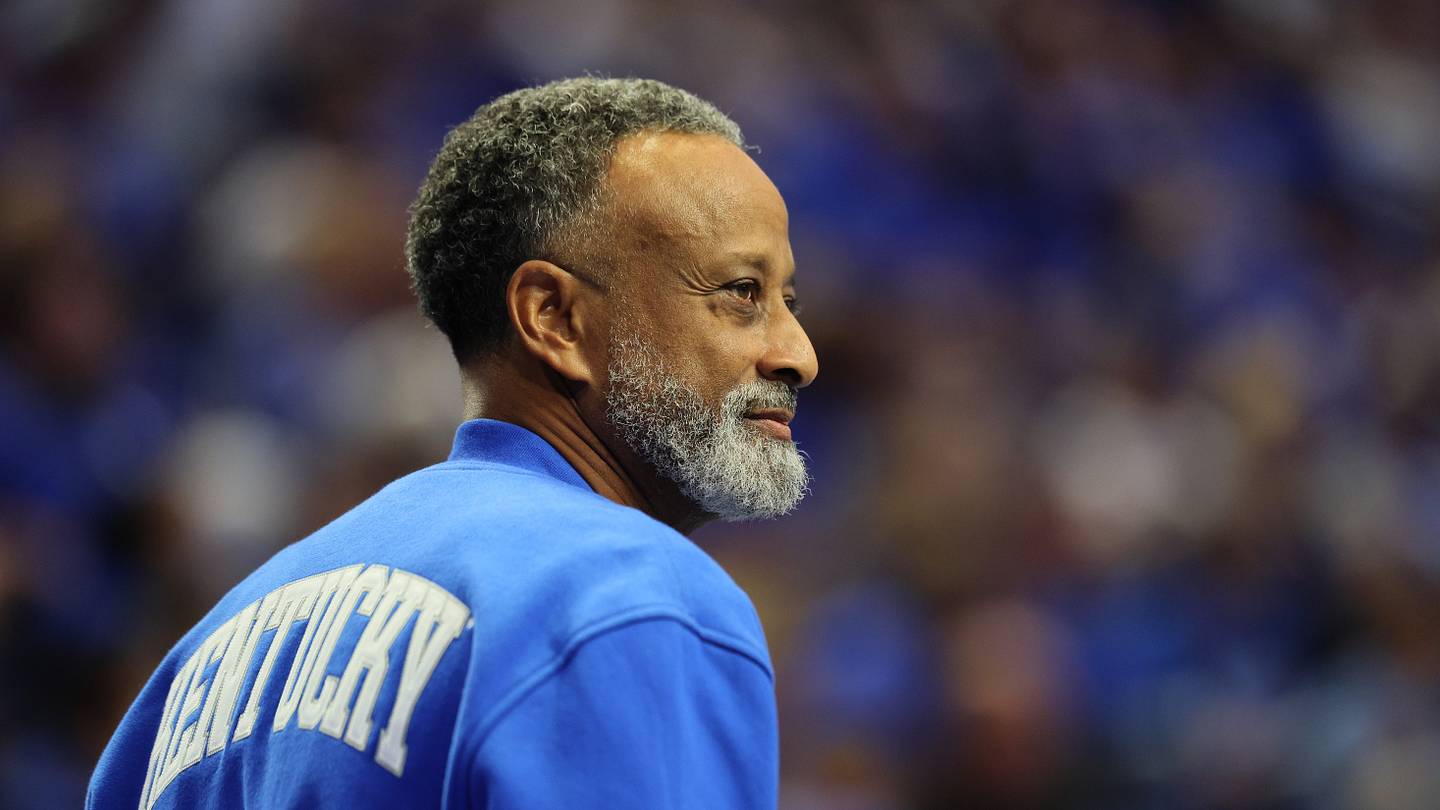Kenny Brooks has a cringe-worthy Kentucky basketball entrance to Big ...