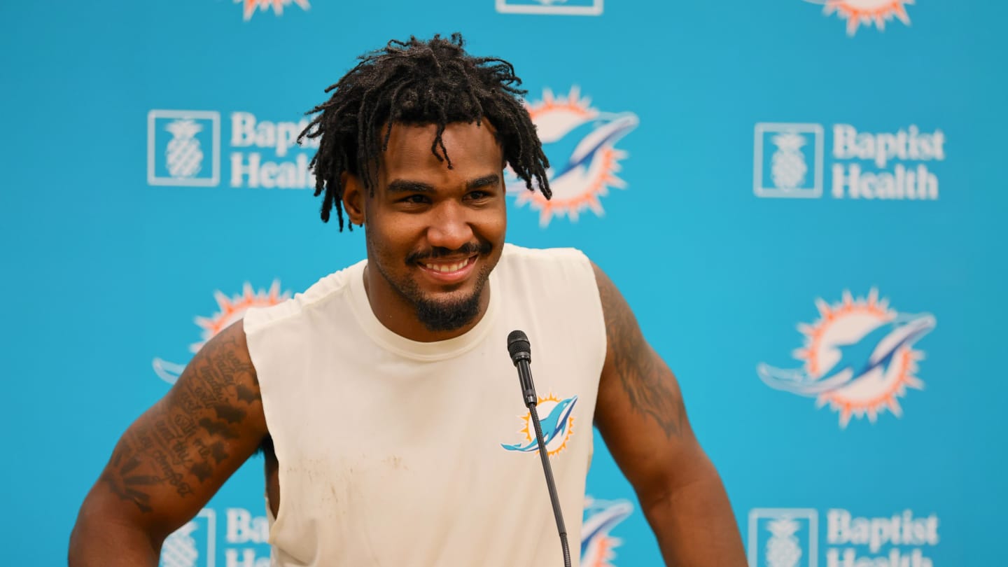 Miami Dolphins WR Jaylen Waddle Watches, Gains Wisdom While Held Out