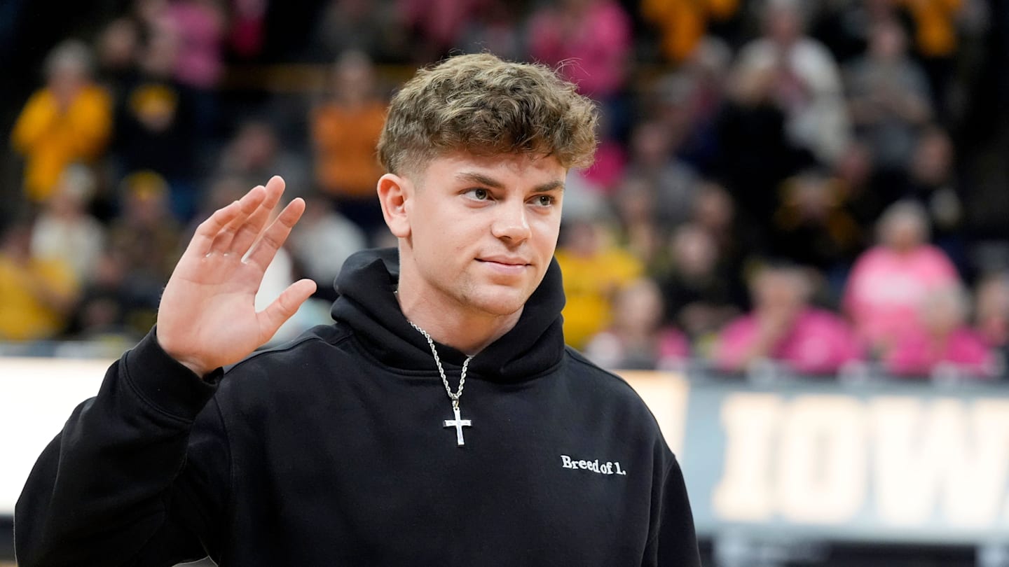 Cooper DeJean awkwardly accepts standing ovation at Iowa wrestling match