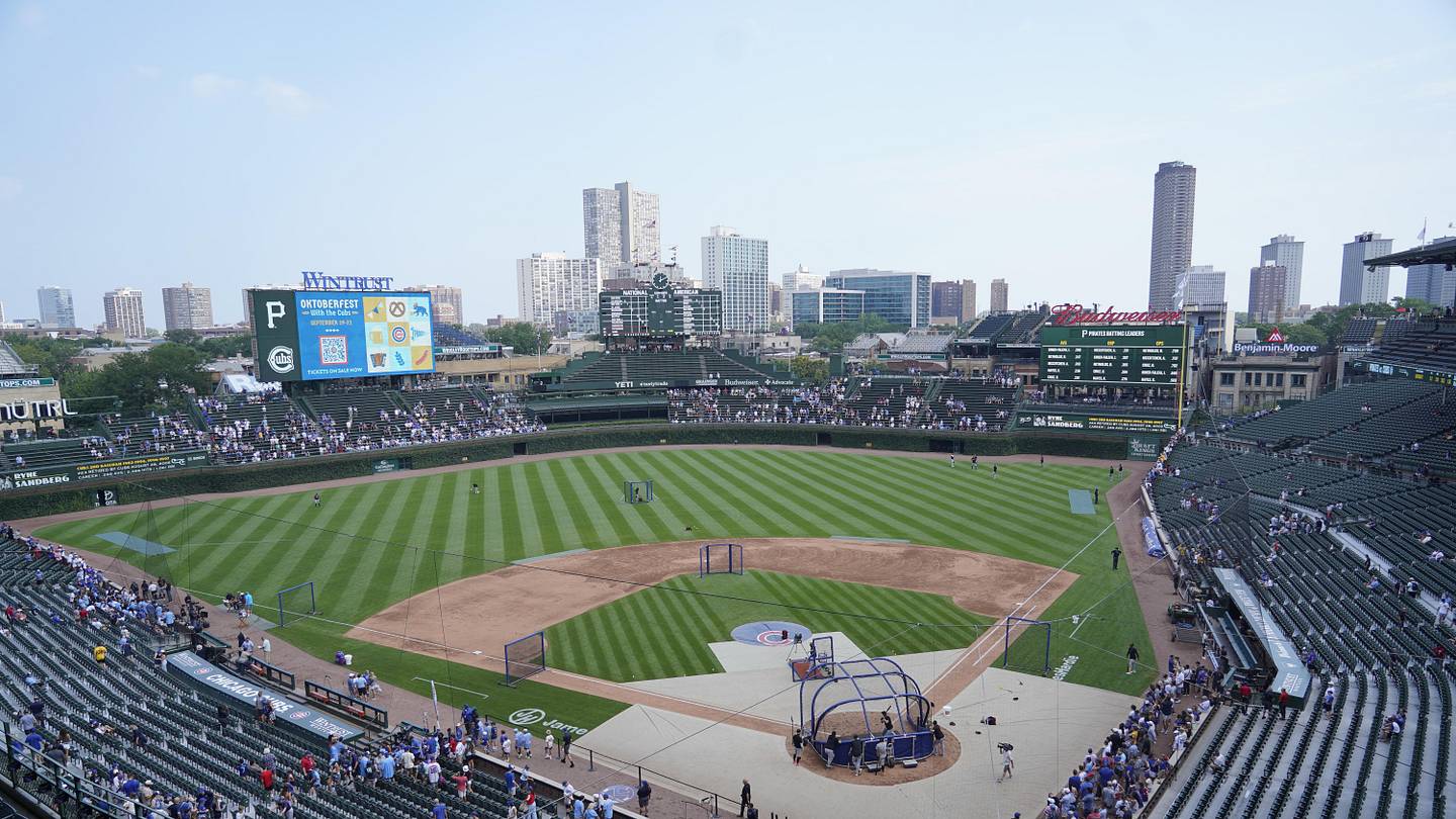 Jet Flyover Shocks Fans, Players During Chicago Cubs' 7th-Inning Stretch