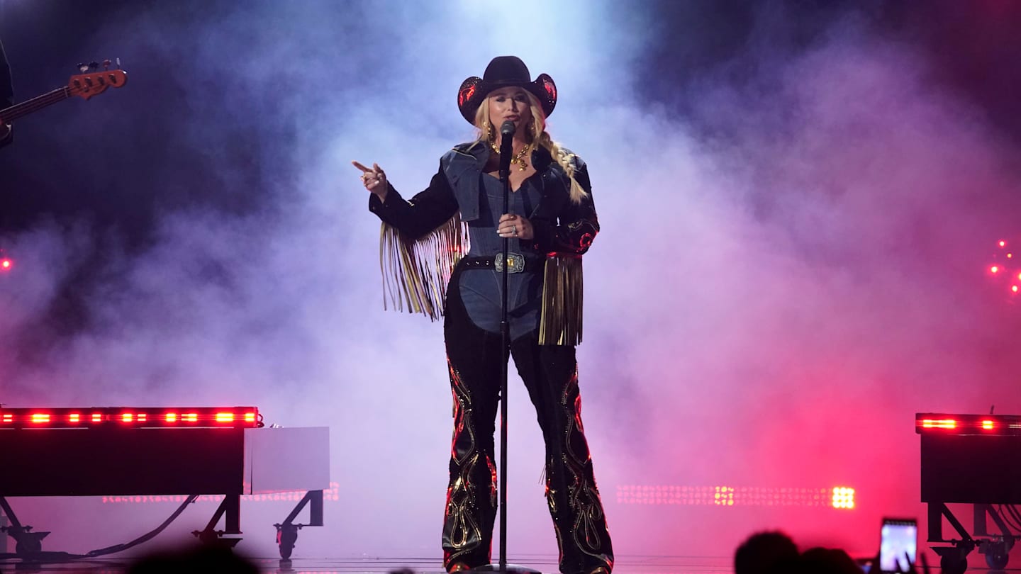 Country Music Icon Miranda Lambert Competes in First Mounted Shooting ...