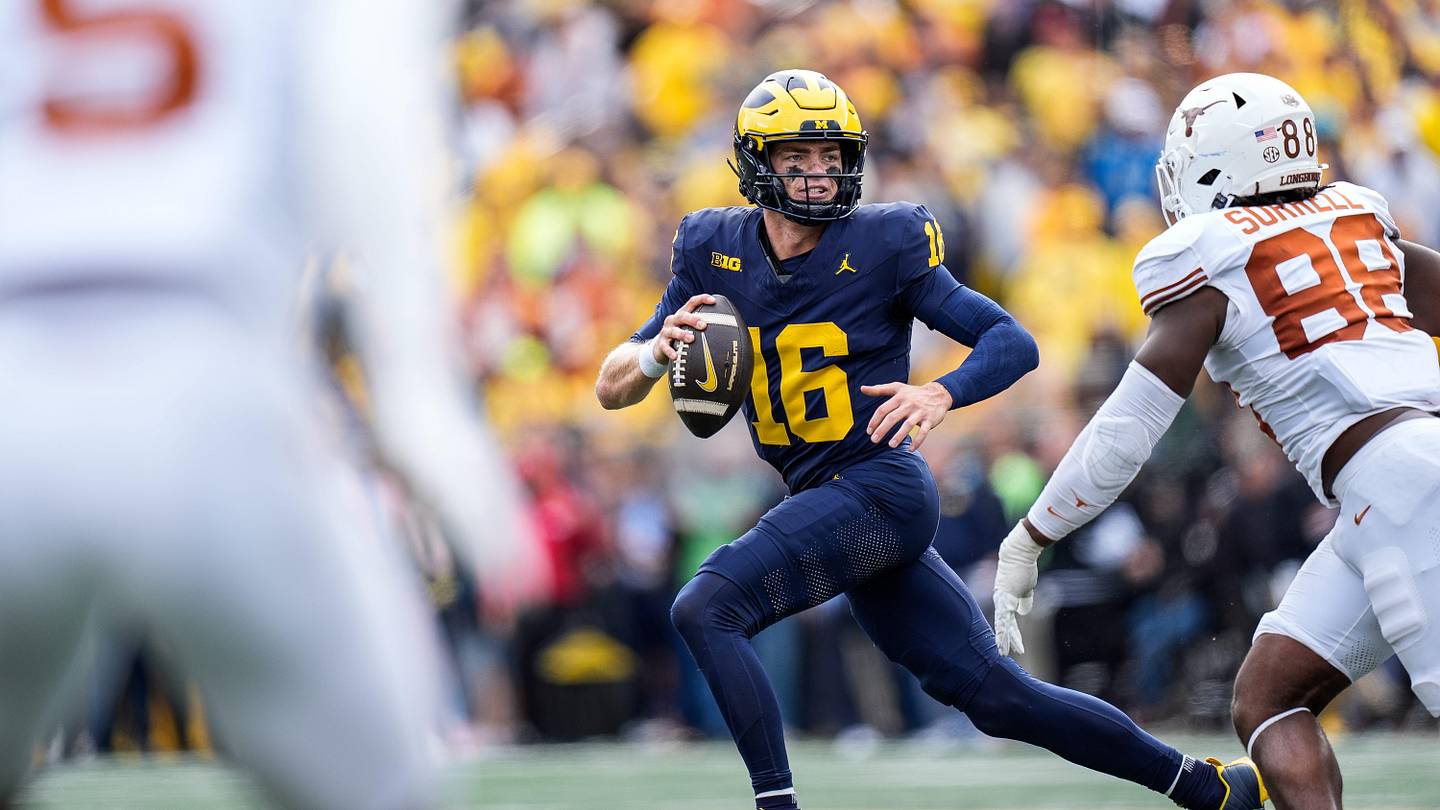 Michigan changing starting quarterback, again